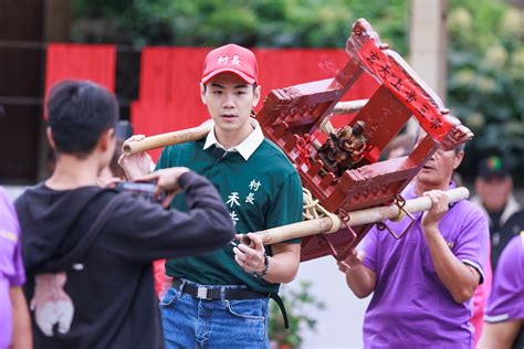 【車勢星聞】《我的明星村長》體驗廟會傳統文化，禾浩辰淚流滿面抬神明坐轎 Carture 車勢文化