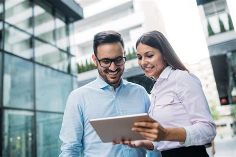 잘생긴 남자와 비즈니스 파트너로 서 아름 다운 여자의 그림 태블릿에 대한 스톡 사진 및 기타 이미지 태블릿 사람들 행복 Istock