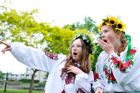 Gossip Girl Tell A Secret Surprised Close Mouth With Hand Open Mouth