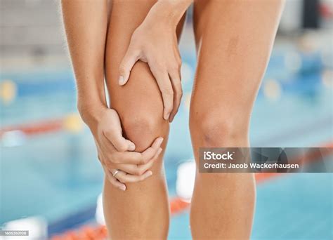 수영 손과 무릎 통증 운동 훈련 또는 운동 후 부상 및 사고 스포츠 선수 수영장 및 다리 문제 관절염 또는 섬유 근육통 상처 골다공증 및 의료 응급 상황 다리 신체 부분에