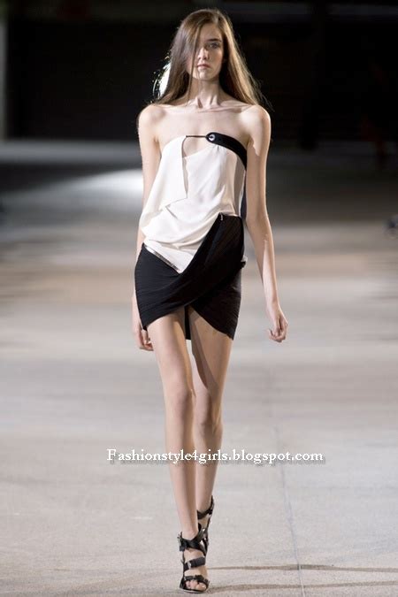 Hq Oops Nipple Slip Runway Pics See Thru Fashion Show Catwalk