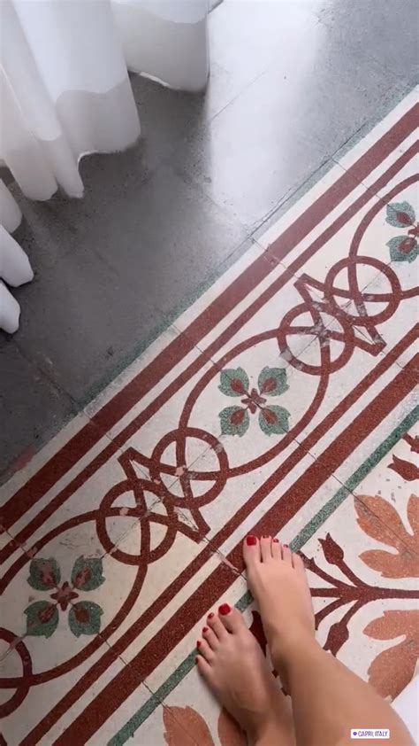 Eliza Dans Feet