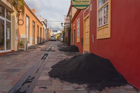 라 팔마 섬의 로스 라노스 데 아리단에서 컴브레 비에야 화산 폭발에서 도로에 재 0명에 대한 스톡 사진 및 기타 이미지 0명 Los Llanos De Aridane