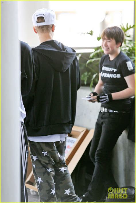 Justin Biebers Pants Slide Down Super Low At Airport Security Photo