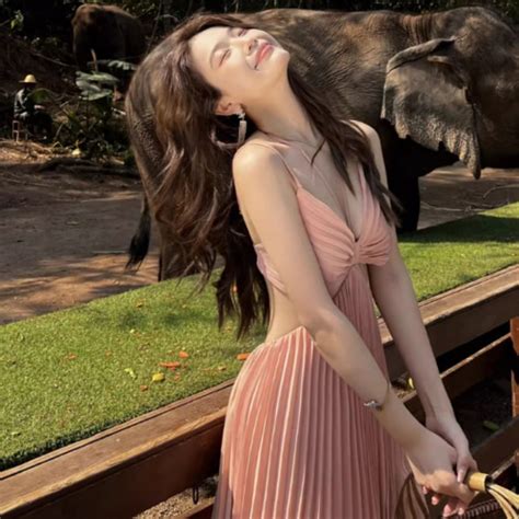 레드베리 [여름신상 여름원피스] 플리츠 홀터넥 나시 롱원피스 캉캉 리본 주름 백트임 옆트임 핑크 맥시원피스 썸머 여행 해변 휴가 바닷가 비치 봄나들이 A라인 허리잘록 플레어스커트