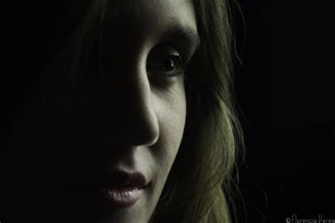 배경 화면 얼굴 모델 초상화 금발의 긴 머리 그림자 사진술 닫다 니콘 입 코 감정 솜브라 우루과이 빛 그림 물감 소녀 아름다움 눈 여자