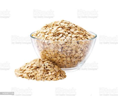 유리 접시에 마른 오트밀 플레이크가 있고 흰색 배경에 고립되어 흩어져 있습니다 건강한 식생활에 대한 스톡 사진 및 기타 이미지 건강한 식생활 곡초류 그래놀라 Istock