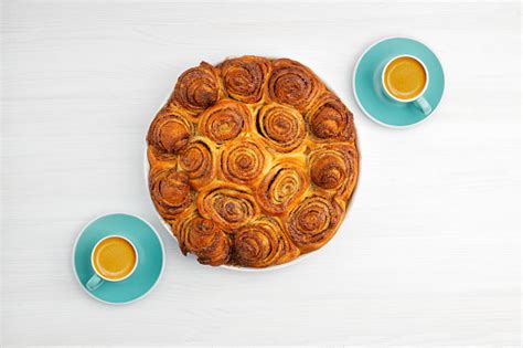 효모 반죽에서 수제 계피 롤과 흰색 나무 테이블에 커피 에스프레소 2 컵 맨 위 보기입니다 복사 공간을 참조하십시오 0명에 대한 스톡 사진 및 기타 이미지 Istock