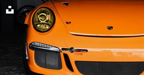 차고에 주차된 주황색 스포츠카 사진 Unsplash의 무료 자동차 이미지