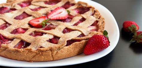 Пирог с клубникой: рецепты из замороженной и свежей ягоды