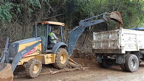 Retroexcavadora John Deere 310l Excavando Una Zanja Y Cargando Camión De Volteo Youtube
