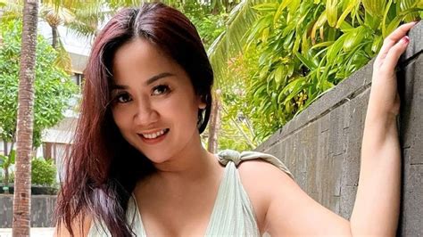 Seksinya Gaya Tante Ernie Memikat Bak Gadis Netizen Si Gemoy ABG