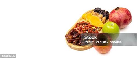 석류와 사과 나무 쟁반에 과일 날짜 견과류 말린 망고 자두가 있는 축제 흰색 배경 Shavuot에 대한 스톡 사진 및 기타 이미지 Shavuot 곡초류 공휴일