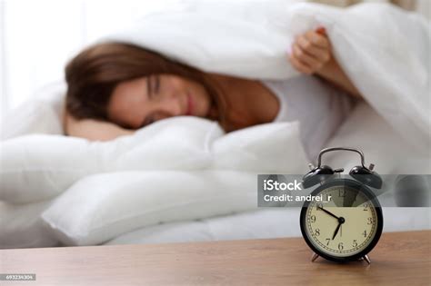 알람 시계 서 있는 머리 맡 테이블에 이미 이른 아침 배경에서 자 고 침대에서 여자를 울 렸으 면 있다 초기 각 성 충분 한 수 면을 못하고 늦잠 타임 라인 개념 가정