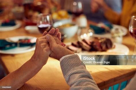 식탁에서 가족과 함께 추수 감사절 식사 중에 은혜를 말하는 선배 부부의 클로즈업 가족에 대한 스톡 사진 및 기타 이미지 가족