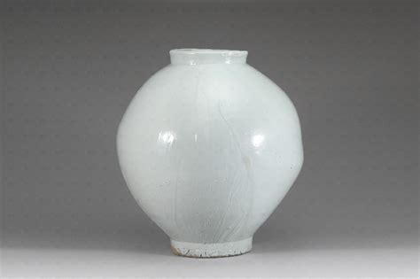 국보급 ‘52cm 달항아리 ···전시장에 달이 떴다