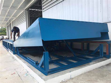 งาน Dock Leveler Heavy Spec สีน้ำเงิน บริษัท ชัวร์ เอ็นจิเนียริ่ง