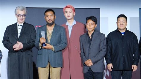 《雪豹》获第36届东京电影节最佳影片奖 熊梓淇上台领奖凤凰网