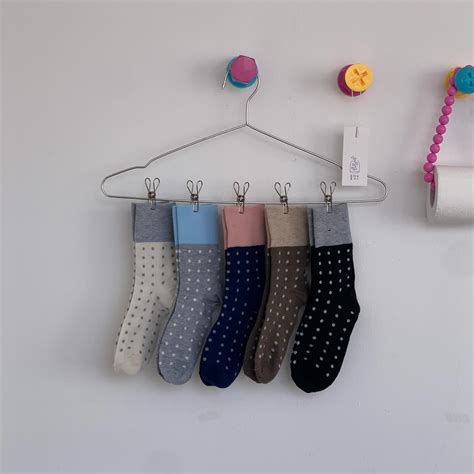 물망초 올해 도트 패턴 유행이잖아요 도트 패턴이 부담스럽다면 작은 액세서리 양말부터 도트 포인트로 세련되고 모던하게 스타일링 해보세요 🧦 Instagram