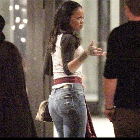 Pin By Jade On Cute Rihanna Looks Rihanna Outfits Rihanna Riri