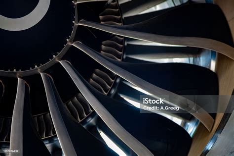 항공기 제트 엔진의 터빈 블레이드 터빈 엔진을 닫습니다 항공 기술 유지 보수 중 항공기 제트 블랙 디테일 배경 매크로 나선형에 대한 스톡 사진 및 기타 이미지 Istock