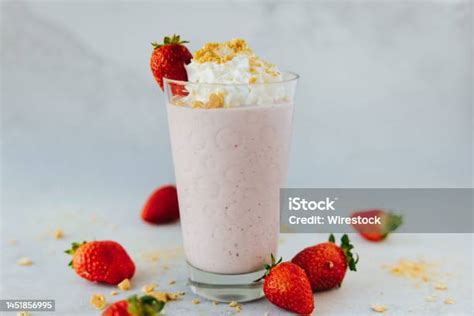 딸기 위에 크림을 얹은 딸기로 둘러싸인 딸기 밀크쉐이크 한 잔의 클로즈업 샷 0명에 대한 스톡 사진 및 기타 이미지 0명 거품 내기 과일 Istock