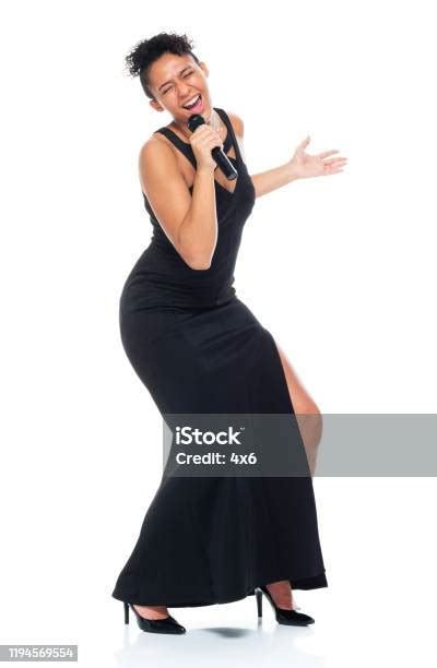 전체 길이1 인전면 2029세 성인 아름 다운 아프리카 민족아프리카계 민족 여성젊은 여성 노래행복시원한 태도들고 있는 드레스를 입고 춤을 추는 젊은 여성 20 24세에 대한