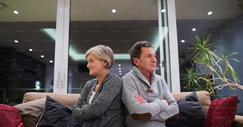 기분을 상하게 한 노인 여성과 남성이 팔짱을 끼고 거실 소파에 앉아 있다 화가 나고 실망하고 슬프고 다투고 있습니다 사진 Unsplash의 노인 성인 이미지