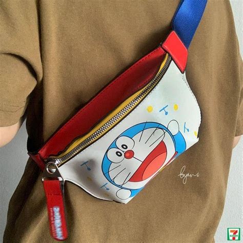 泰国7eleven限定商品 doraemon可爱胸包chest bag 腰包waist bag 填色簿coloring book
