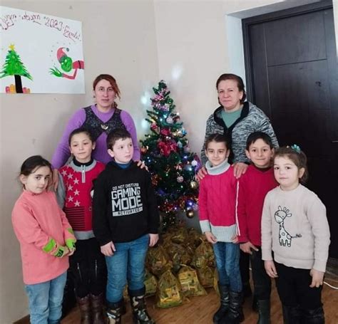 ძირკვაძეების საჯარო სკოლის მასწავლებელები და მოსწავლეები ახალ წელს მთელ საქართველოს ულოცავენ