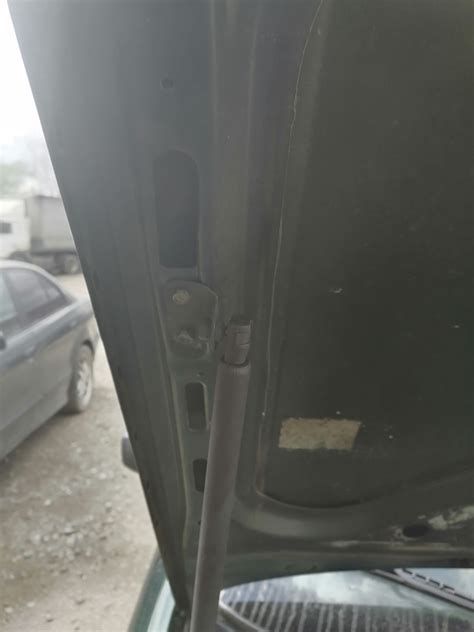 Установка газового упора капота — Audi 80 (B3), 1,8 л, 1991 года ...