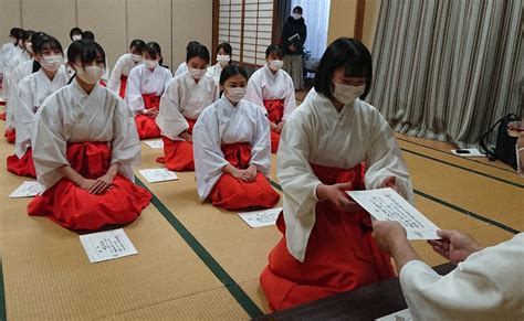 「参拝者、明るい気持ちになって」 みこに辞令交付 福岡・櫛田神社 毎日新聞