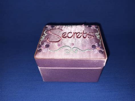 Шкатулка атласная миниатюрная розовая — ціна 85 грн у каталозі Скриньки Купити товари для дому