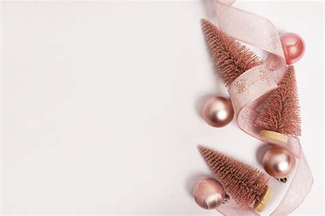 분홍색 크리스마스 트리와 복사 공간이 있는 흰색 배경에 값싼 물건 장식 새해 인사말 카드입니다 플랫 레이 용기 개념에 대한 스톡 사진 및 기타 이미지 Istock