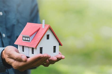 모델 하우스를 들고 있는 손 주택 및 주택 보호 보험 개념 주택 개념에 대한 비용 절감 번영에 대한 스톡 사진 및 기타 이미지 Istock