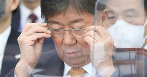 안경 고쳐 쓰는 김대기 비서실장