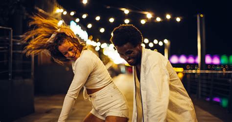 습한 도시 거리에서 현대 빠른 춤을 수행하는 젊고 다양한 커플 재미와 미소를 갖는 20 24세에 대한 스톡 사진 및 기타 이미지 20 24세 20 29세 25 29세