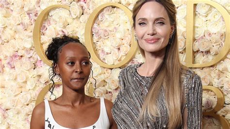 Angelina Jolie De La Mano De Su Hija Zahara En Los Globos De Oro Tras