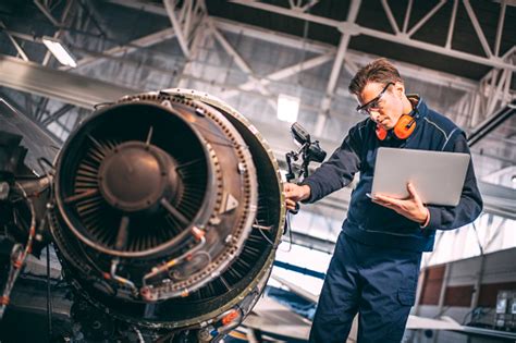 항공기 정비사 정비 격납고에서 비행기 제트 엔진에 몇 가지 진단 하는 동안 랩톱 컴퓨터를 들고 제트 엔진에 대한 스톡 사진 및 기타 이미지 Istock