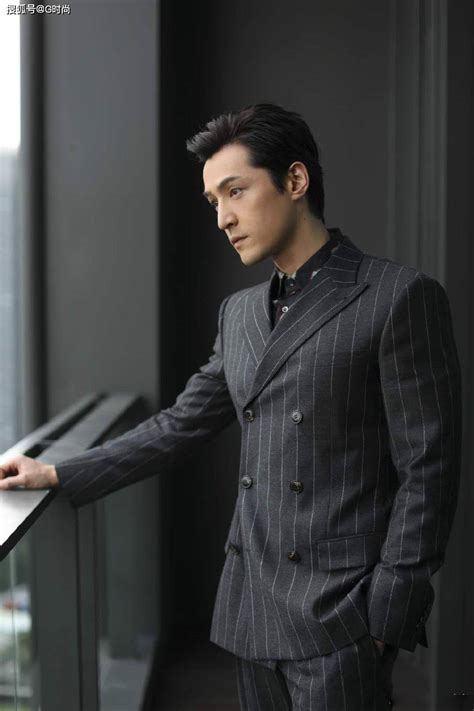 胡歌身穿深色条纹西服出席活动 清爽干练的造型 搜狐大视野 搜狐新闻