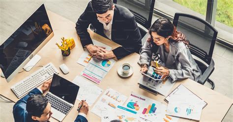 사무실의 상위 뷰에서 촬영한 비즈니스 사람들 그룹 회의 직업 사업가 사업가 및 사무실 노동자는 회의 테이블에 프로젝트 계획 문서를 가지고 팀 회의에서 일하고 있습니다