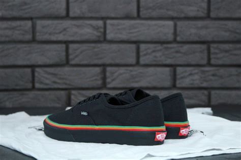 Унісекс кросівки чорного кольору Vans Стильні чоловічі і жіночі кеди Ванс чорні продаж ціна
