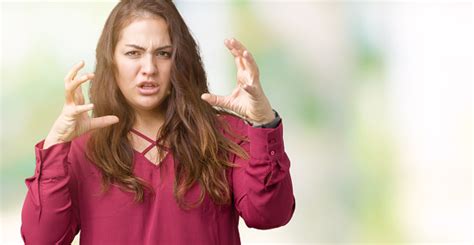 격리 된 배경 위에 크기 젊은 여자 플러스 아름 다운 소리 분노와 좌절된 손 목을 하려고 미친 소리 갈색 머리에 대한 스톡 사진 및 기타 이미지 Istock