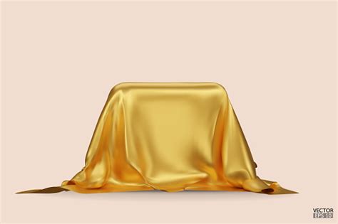 연단은 베이지색 배경에 격리된 금색 실크 조각으로 덮여 있습니다 금색 천으로 덮인 현실적인 상자 제품 화장품 프리젠테이션을 위한 연단 창조적 인 모형 3d 벡터 그림입니다