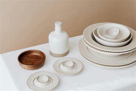 가정 용품 고요한 구성 그릇 나무 그릇 단순한 도기 도자기 디자인 리넨 매우 복잡한 미니멀리스트 베이지 색