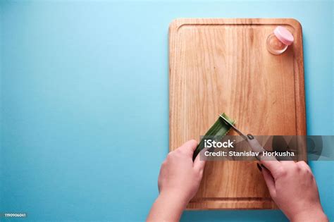 분홍색 모자 파란색 배경 여성의 손의 상단보기 왼쪽의 카피 스페이스가있는 열린 빈 상자 옆에 칼로 알로에 베라 슬라이스를 자르기 건강관리와 의술에 대한 스톡 사진 및 기타