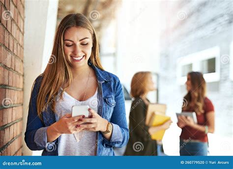 Laboration De Plans Apr S La Classe Une Tudiante Universitaire Souriante Debout Sur Le Campus