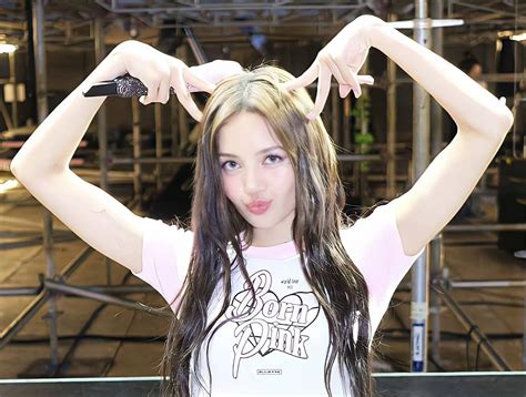 Lisa大尺度穿衣引热议，每次的短裤都好短啊！网友纷纷表示：造型师求求你了舞台屁股墩儿