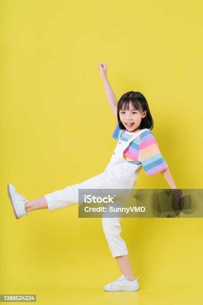 노란색 배경에 포즈를 취하는 아시아 어린이의 전체 길이 이미지 아이에 대한 스톡 사진 및 기타 이미지 아이 어린 시절 일본 민족 Istock