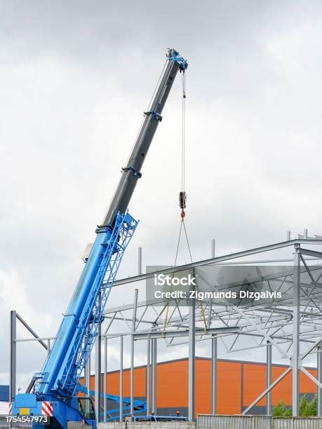 Steel Frame Structure Assembly Using Telescopic Boom Crane And Self